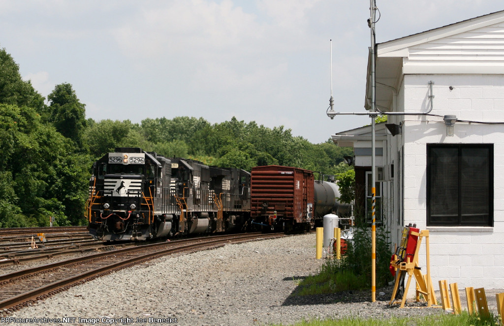 NS GP38-2 5296 on 39G